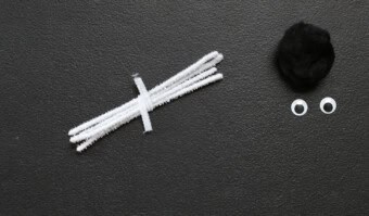 Pipe Cleaner Spiders (Easy!) - Thriving Home